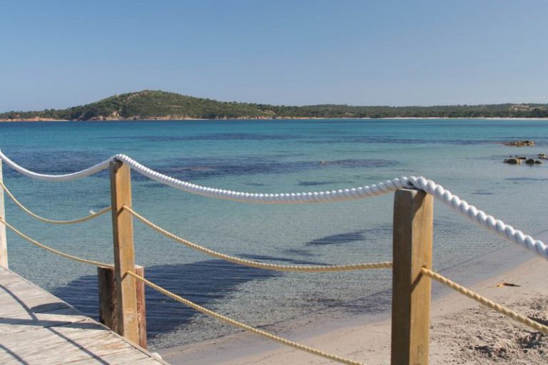 Plage de Pinarello | Location Villa en Corse du Sud avec Piscine